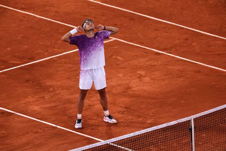 Cobolli beats Auger-Aliassime and reaches the semi-final - Carroll ...